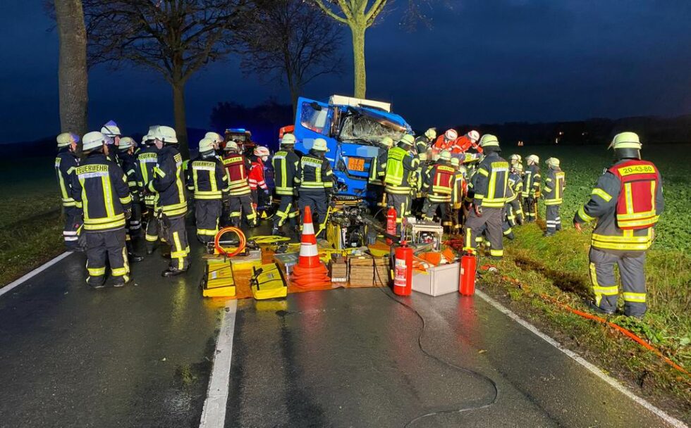 LKW-Fahrer nach Verkehrsunfall schwer eingeklemmt | Kreisfeuerwehr Osnabrück