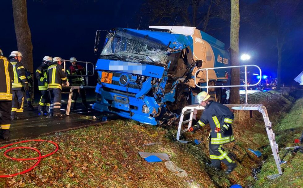 LKW-Fahrer nach Verkehrsunfall schwer eingeklemmt | Kreisfeuerwehr Osnabrück